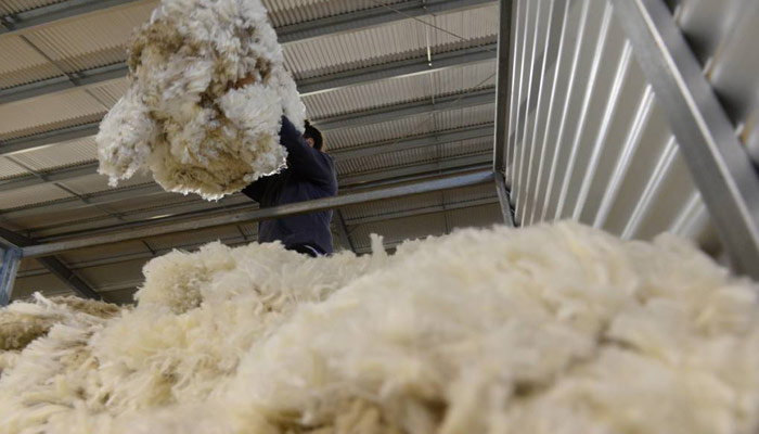Australian wool exchange EMI lost 2 percent